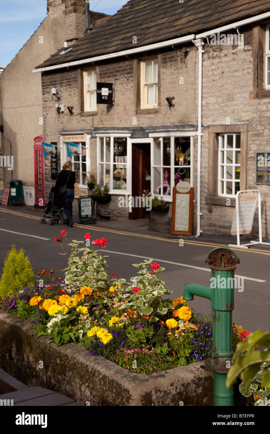 Castleton derbyshire england village hi-res stock photography and ...