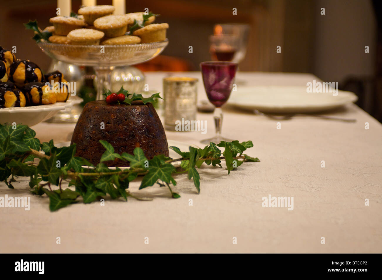 Christmas dinner party, sweet setting Stock Photo - Alamy
