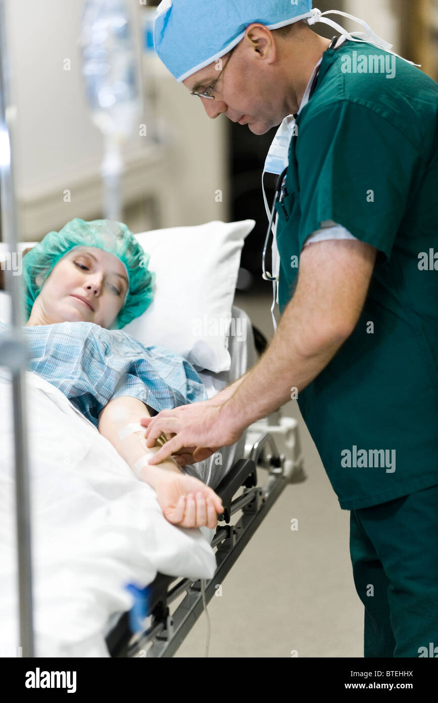Nurse inserting iv arm hi-res stock photography and images - Alamy