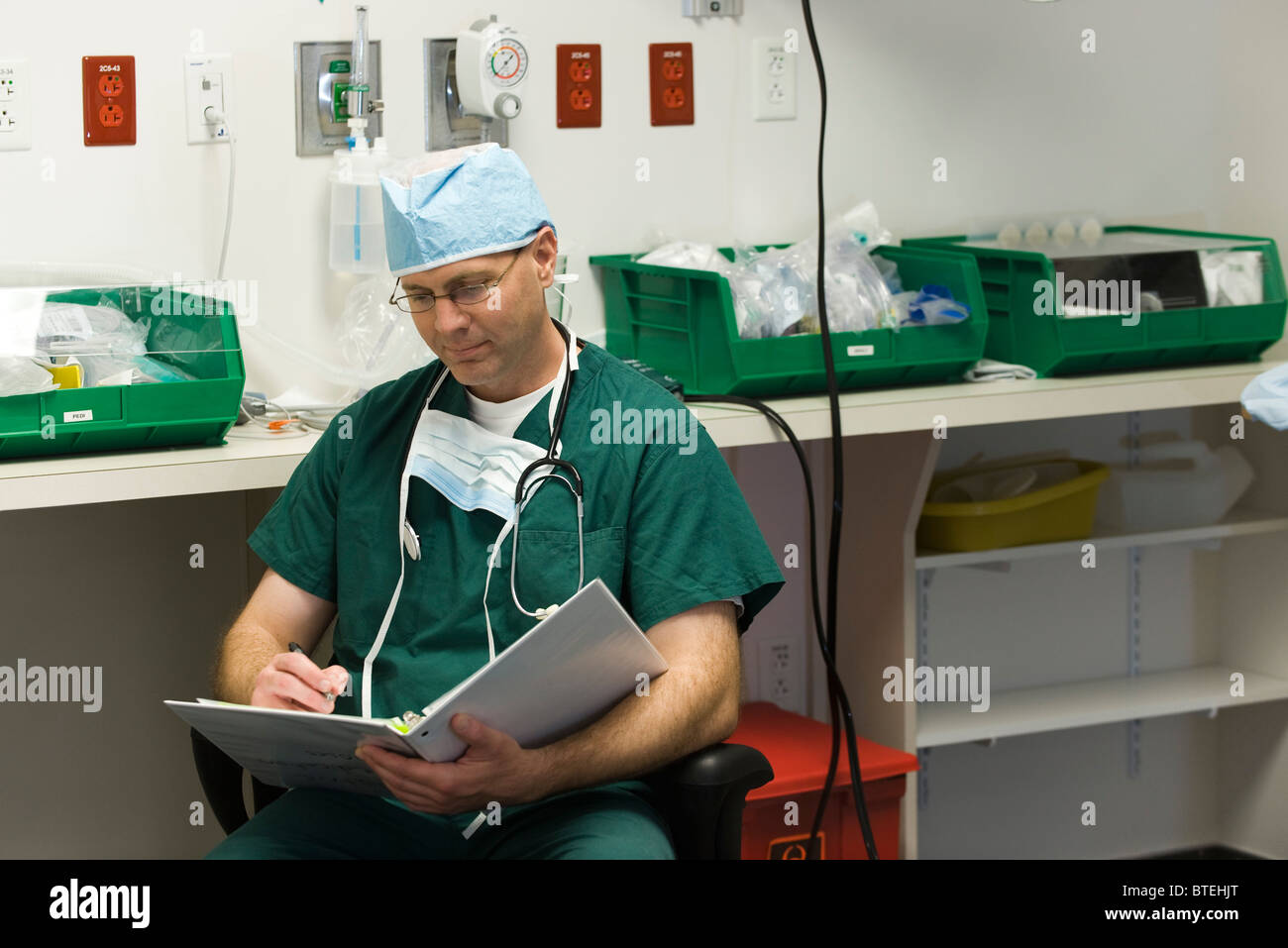 Men paperwork doctor mask hi-res stock photography and images - Alamy
