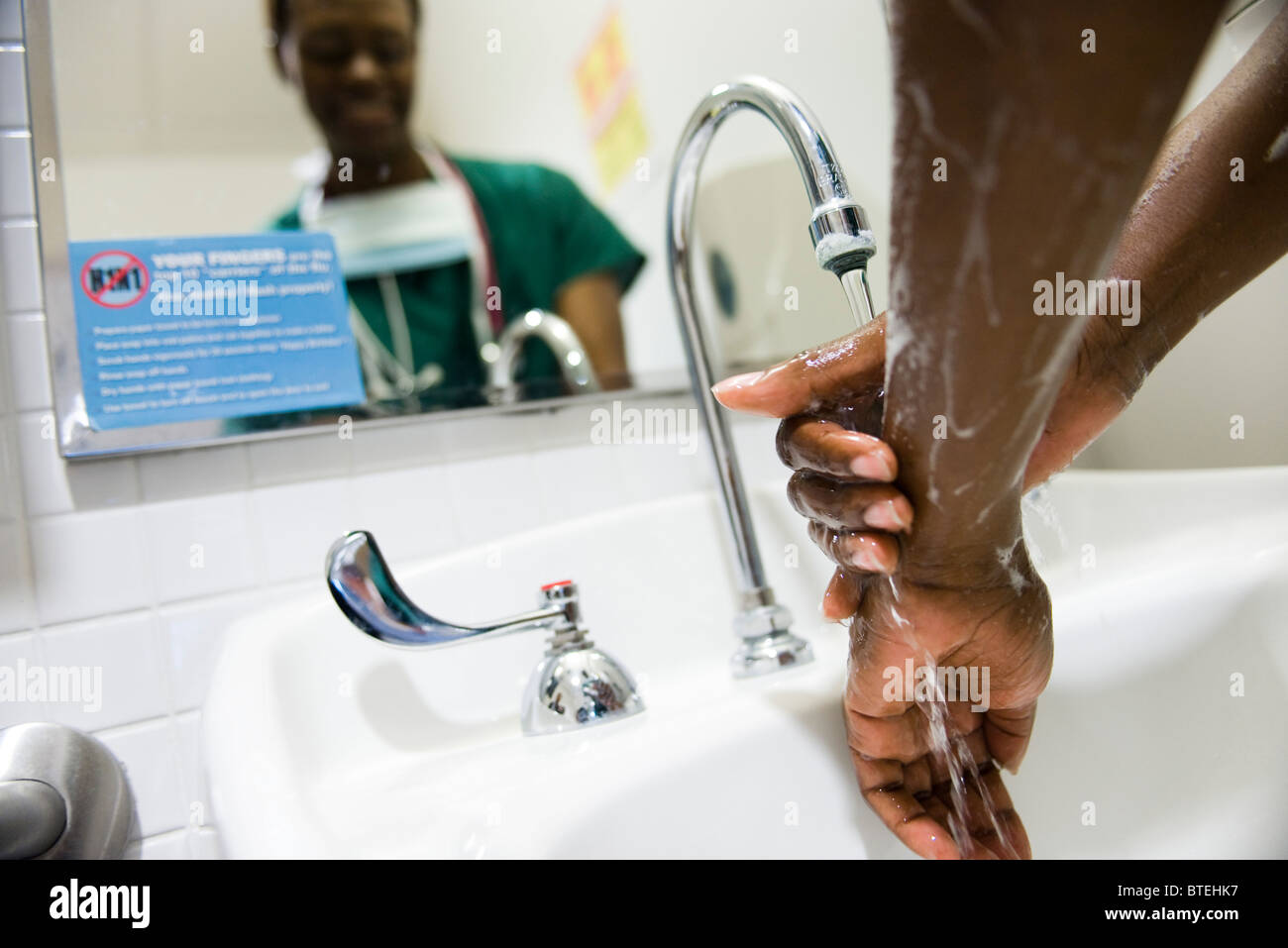 Healthcare worker washing hands Stock Photo - Alamy
