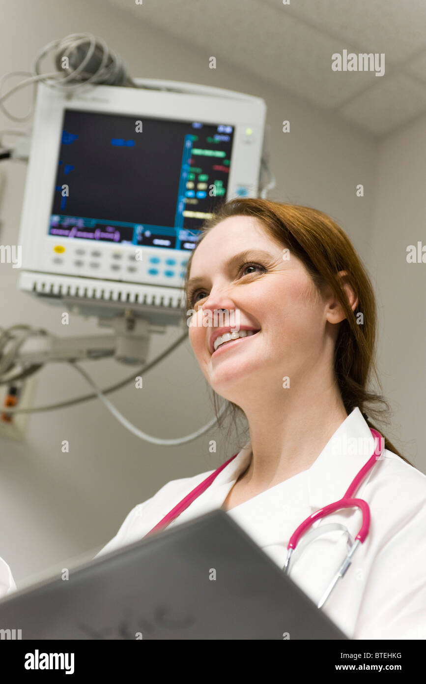 Doctors looking at screens hi-res stock photography and images - Alamy