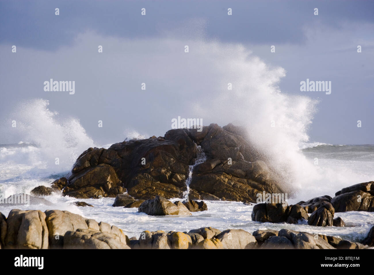 Waves crashing onto rocks at Tsaarsbank Stock Photo - Alamy