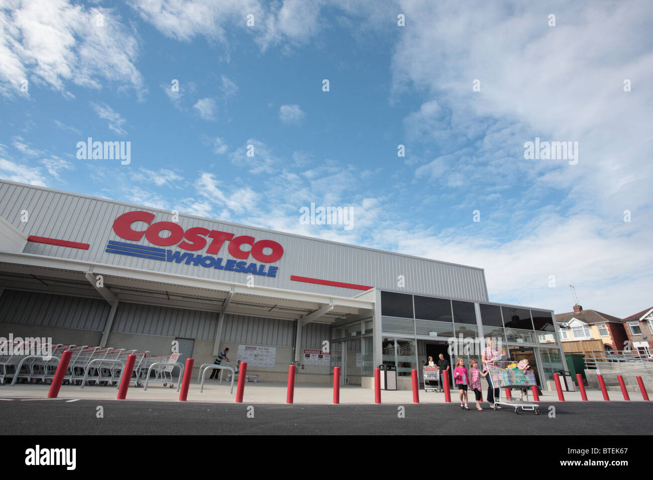 Costco logo uk hi-res stock photography and images - Alamy