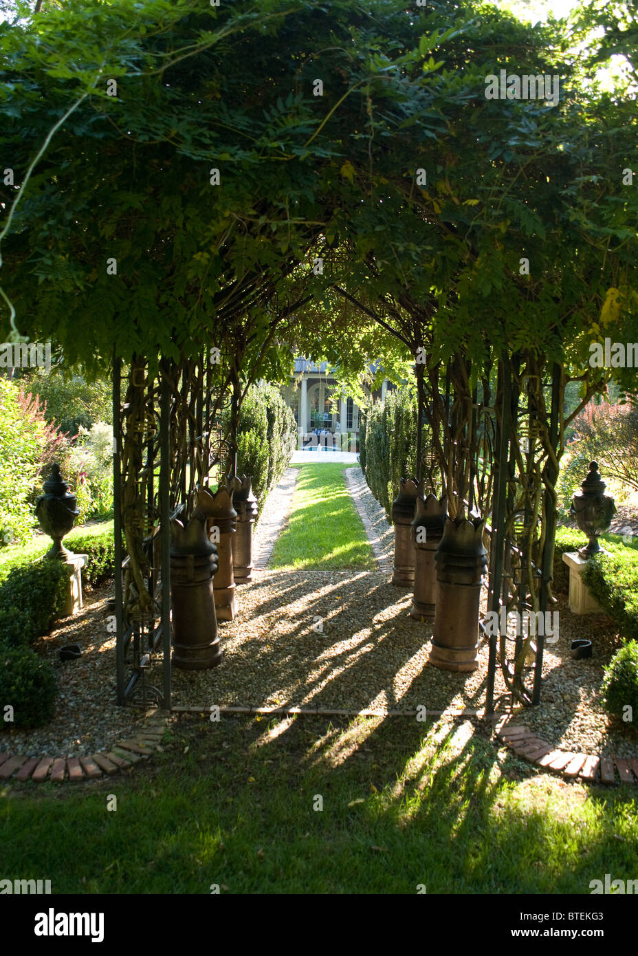 Trellis walk walkway path hi-res stock photography and images - Alamy