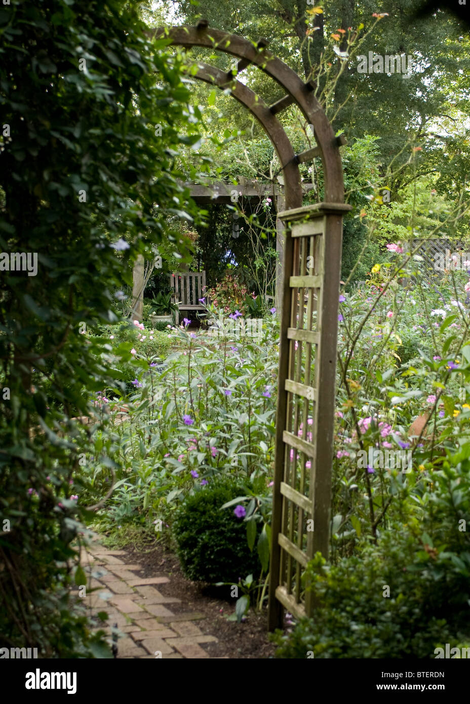 Garden arbor hi-res stock photography and images - Alamy