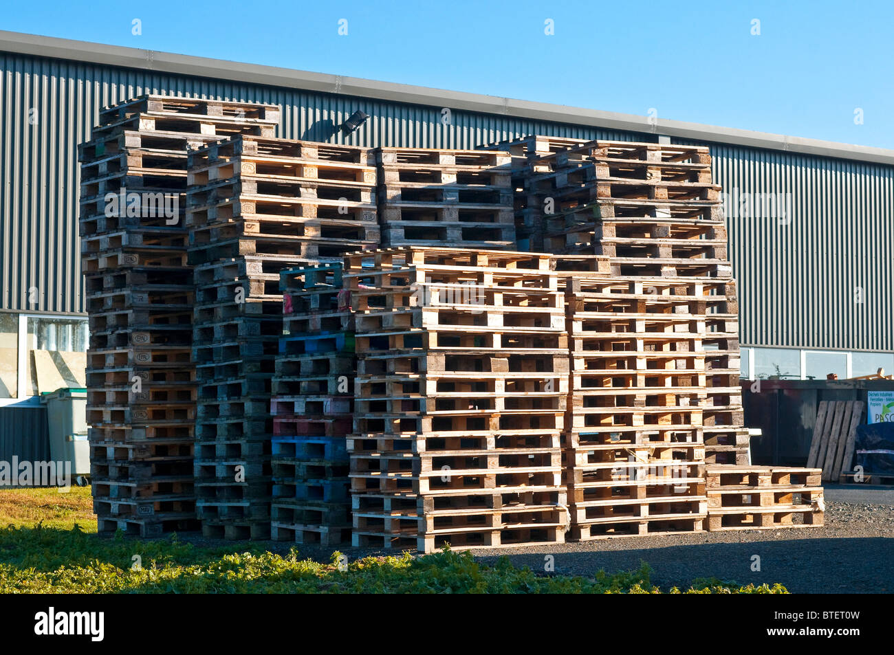 Wood pallet stack hi-res stock photography and images - Alamy