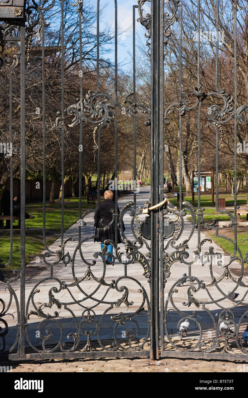 Park gates hi-res stock photography and images - Alamy