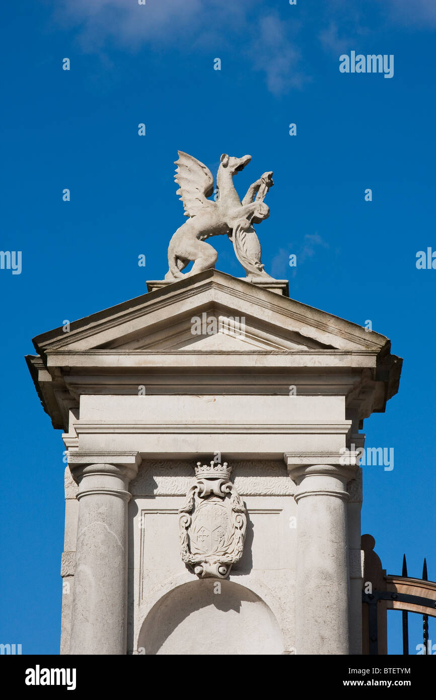 Early dragon statue hi-res stock photography and images - Alamy