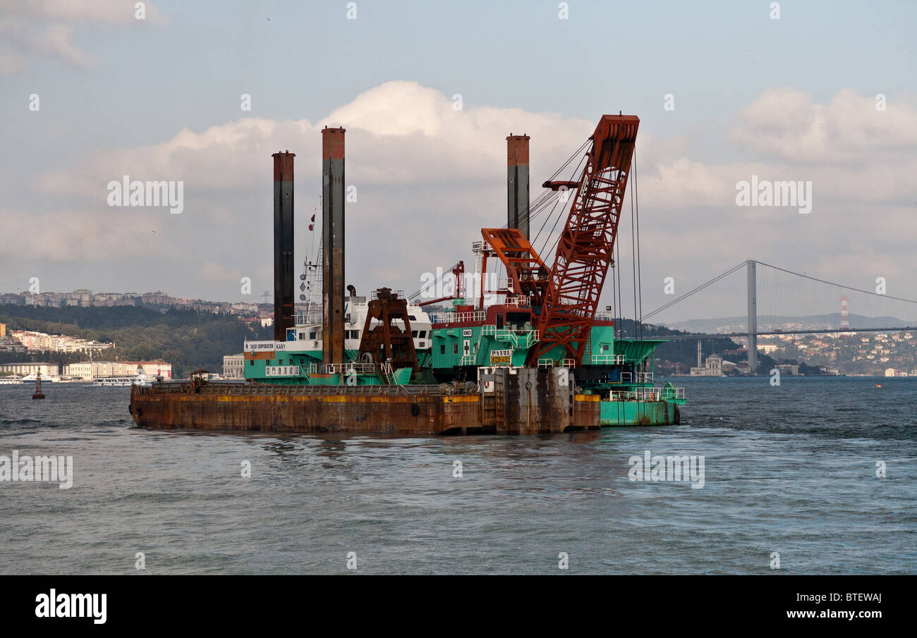 Floating work platform barge crane hi-res stock photography and images ...