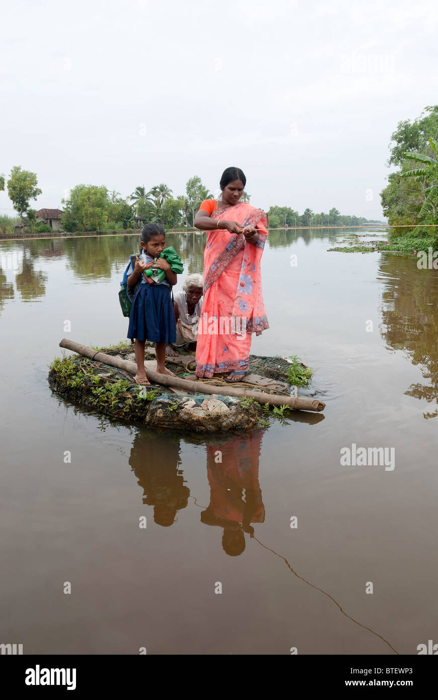 Canal Crossing- the local way in Kuttanad- Backwaters of Allappuzha ...
