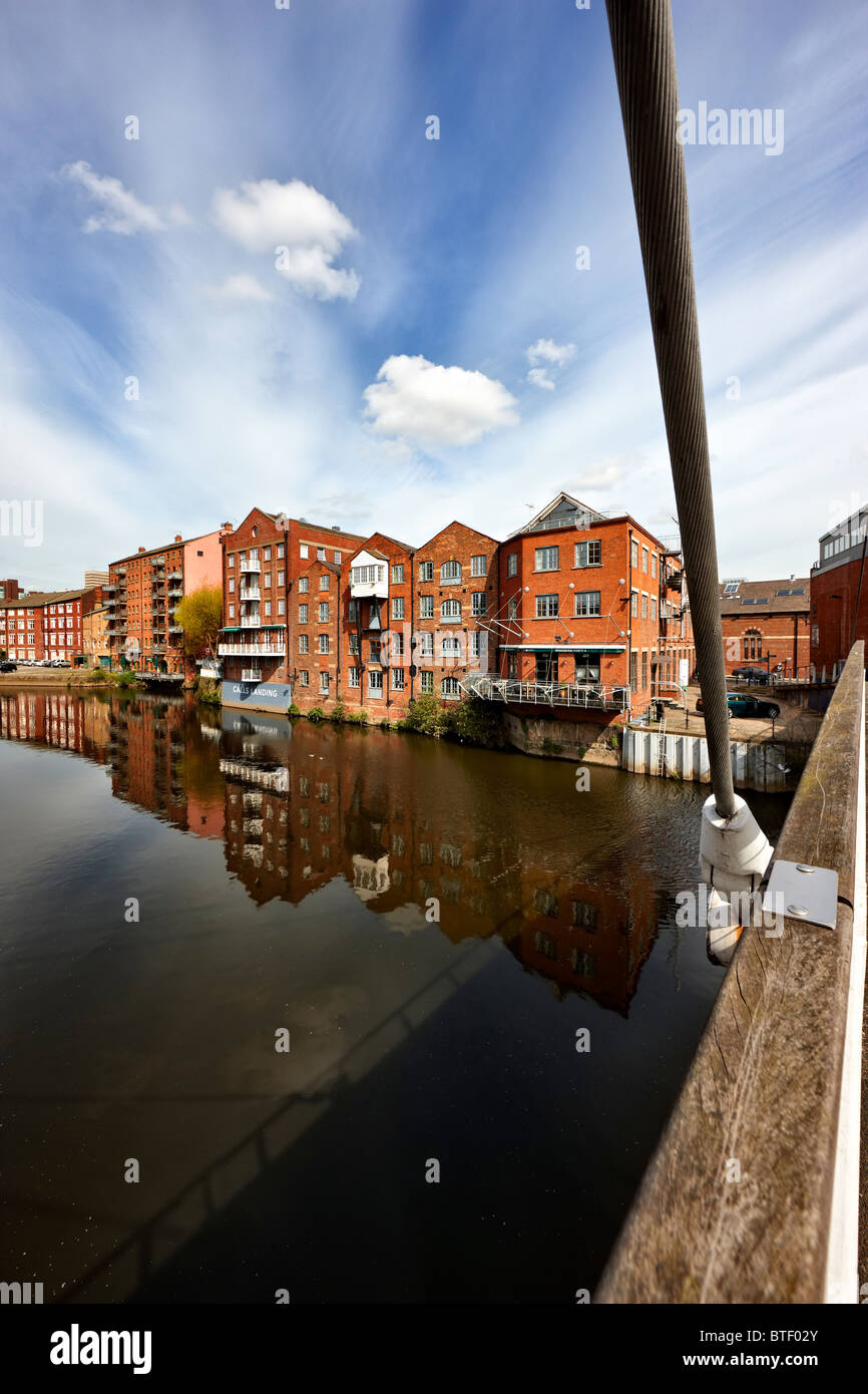 Looking across from the Millennium bridge over the River Aire / Leeds ...