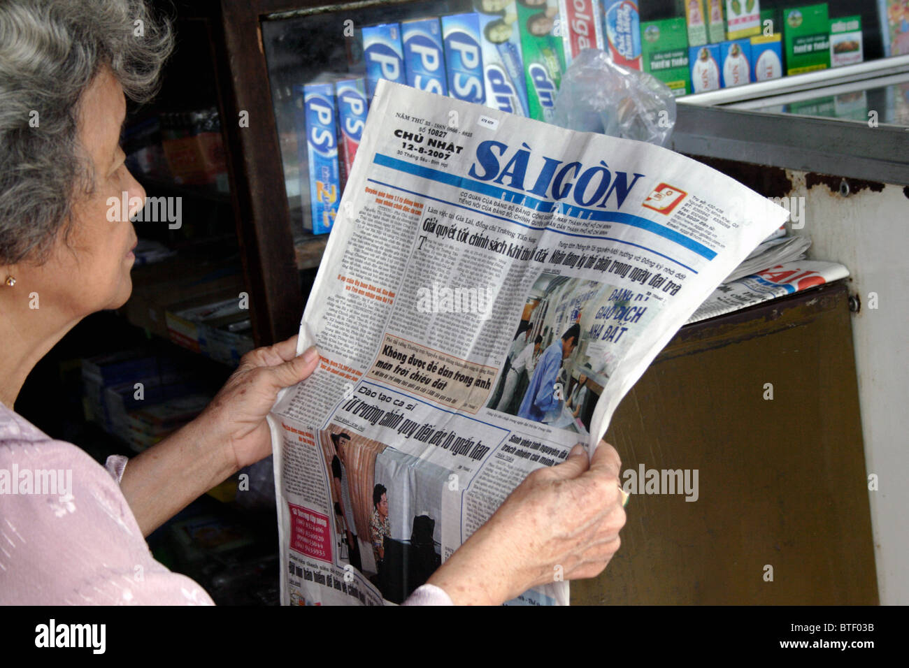 Vietnam reading a newspaper headline hi-res stock photography and ...