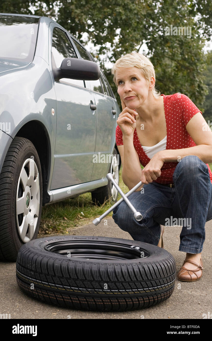 Female driver changing car tyre hi-res stock photography and images - Alamy