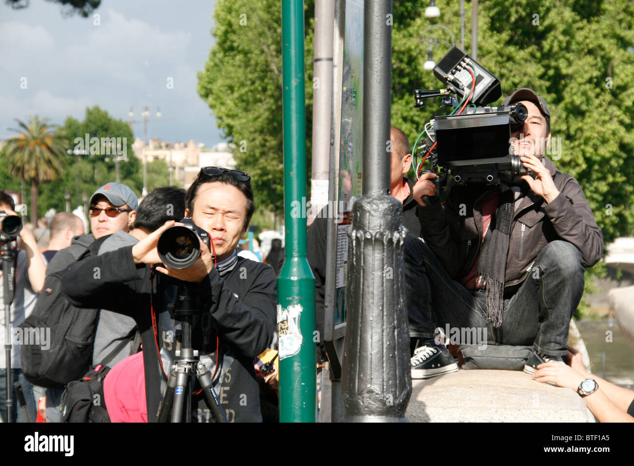 Young people in tv production hi-res stock photography and images - Alamy