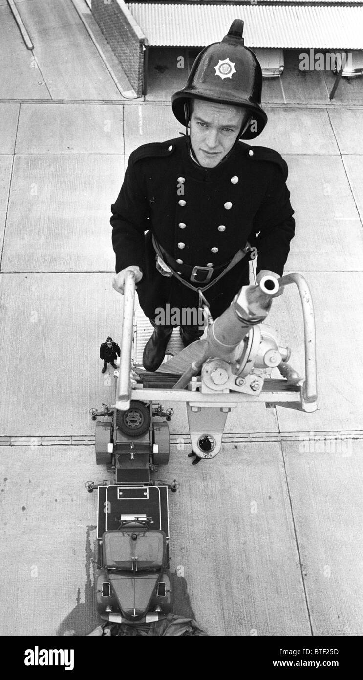 Fireman on turntable ladder 1960s hi-res stock photography and images ...