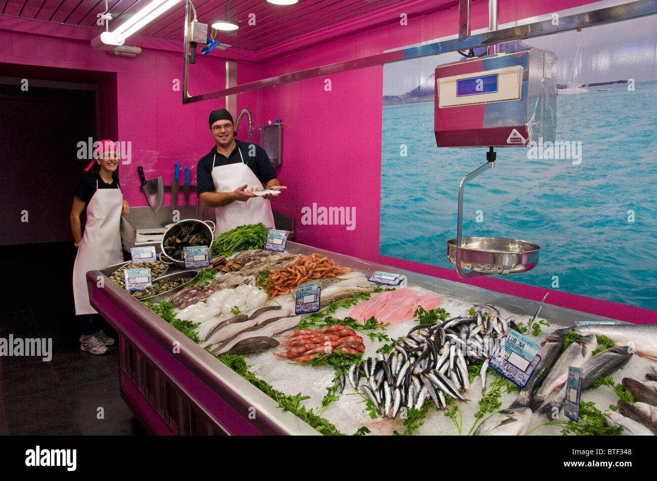 Fishmonger shop hi-res stock photography and images - Alamy