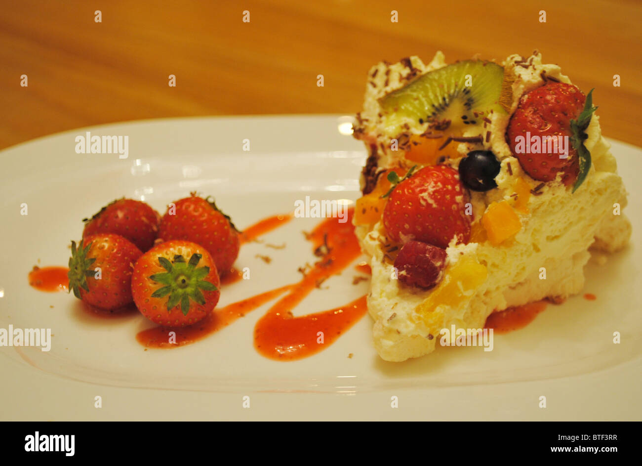 fresh fruit pavlova Stock Photo - Alamy