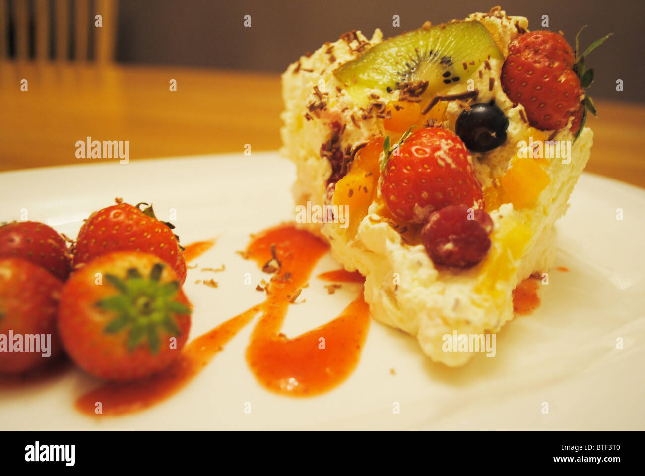 Fruit pavlova hi-res stock photography and images - Alamy