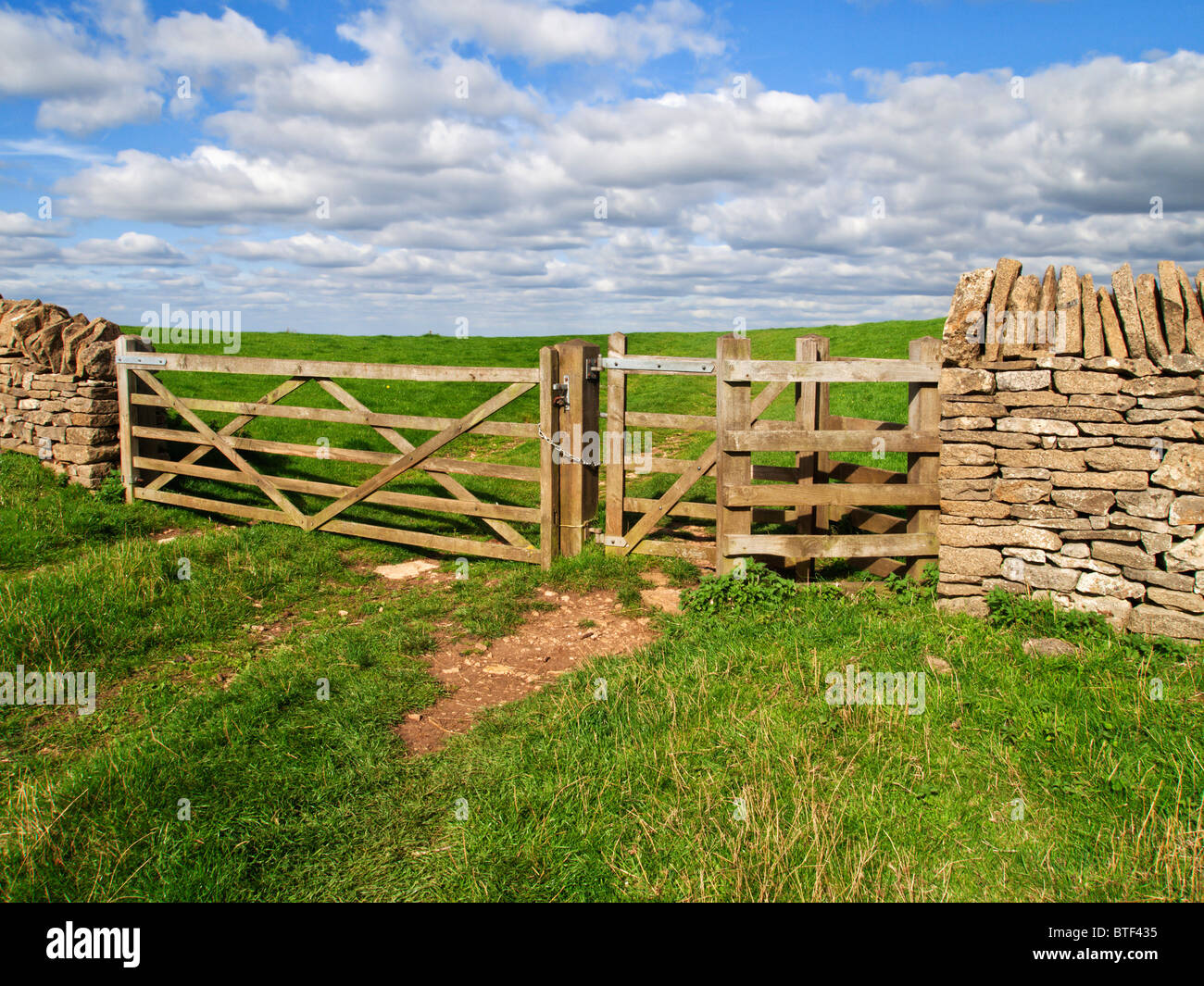 Farm gate padlock and chain hi-res stock photography and images - Alamy