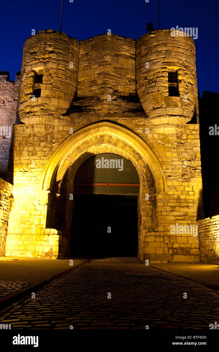 Night entrance castle hi-res stock photography and images - Alamy
