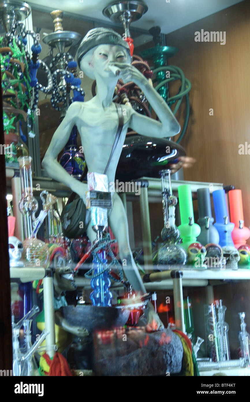 Alien smoking in shop window Prague Praha Stock Photo - Alamy