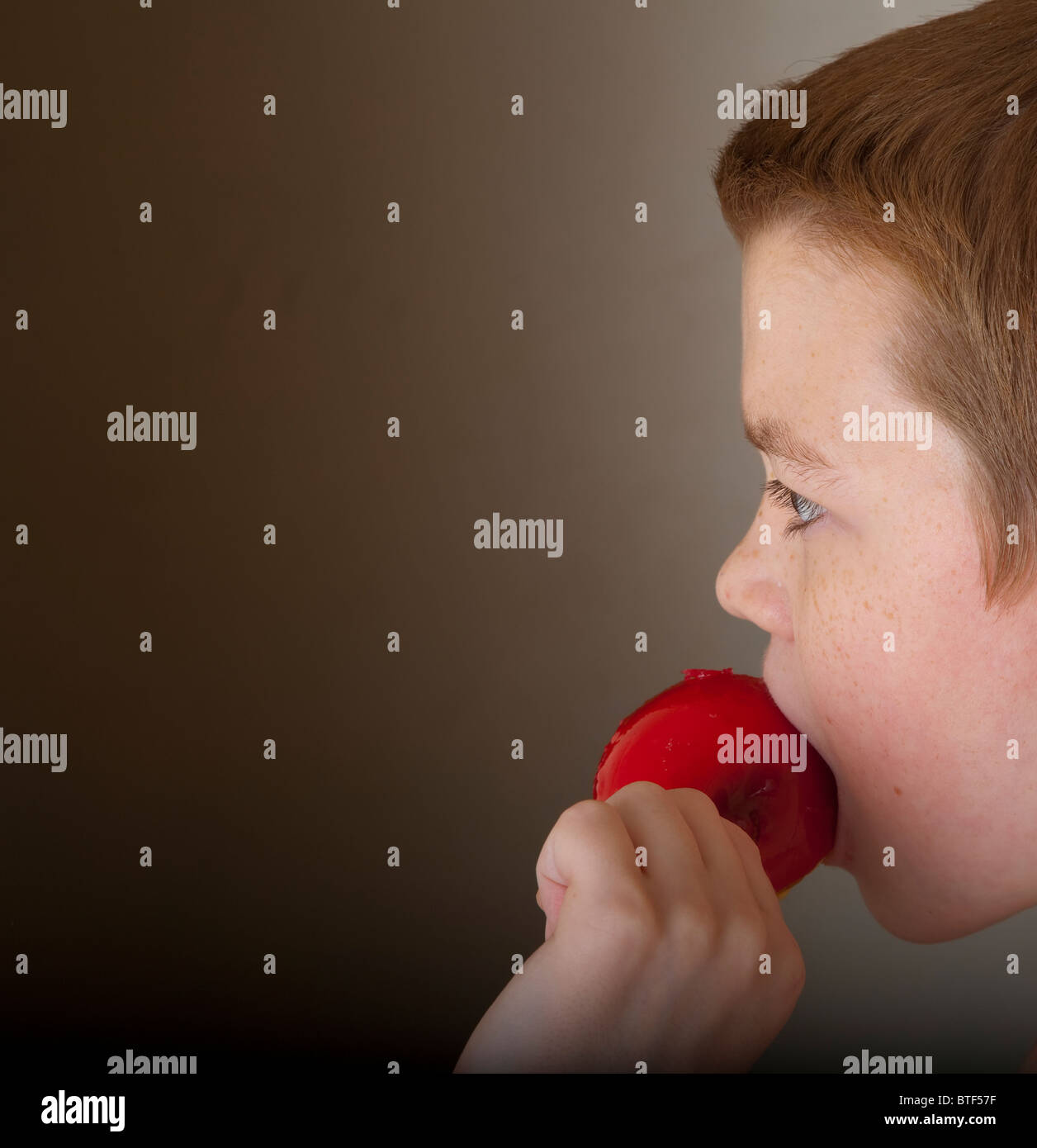 Child eating a toffee apple Stock Photo - Alamy