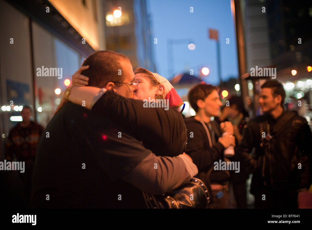Kissing protest hi-res stock photography and images - Alamy
