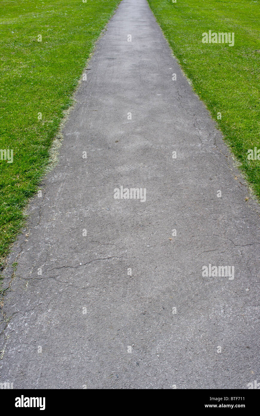 path through park Stock Photo - Alamy