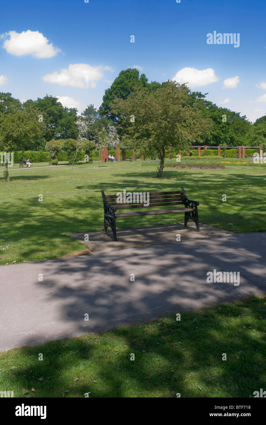 path through park Stock Photo - Alamy