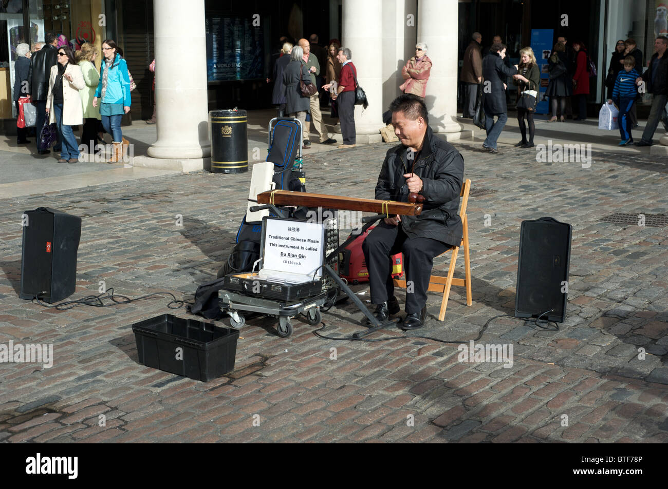 Busker performing traditional Chinese music at Covent Garden Piazza ...