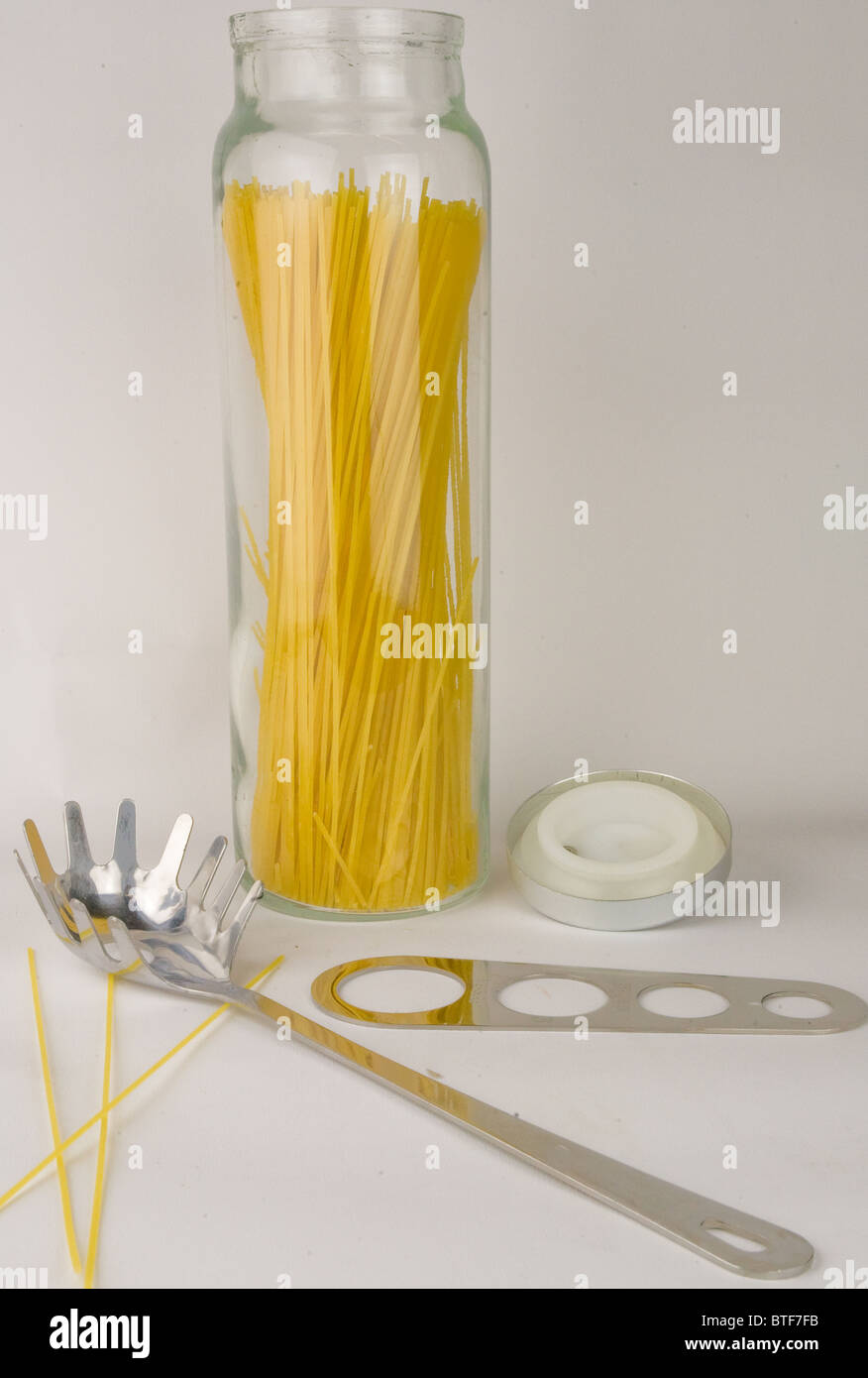 Spaghetti spoon measure hi-res stock photography and images - Alamy