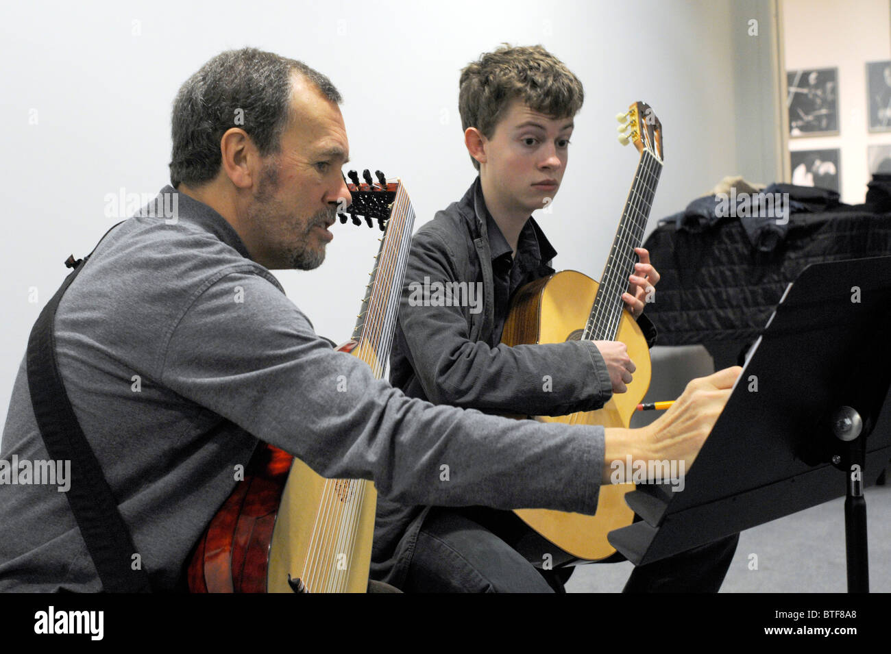 Lutenist hi-res stock photography and images - Alamy