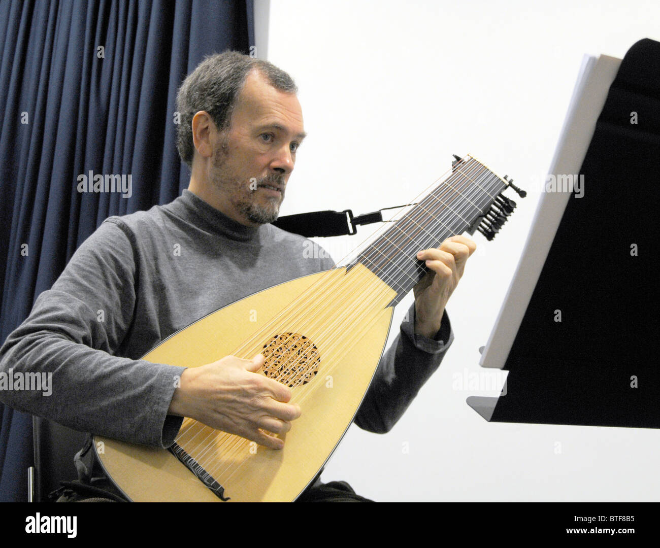 Nigel North playing the Lute at THE International Guitar Festival ...