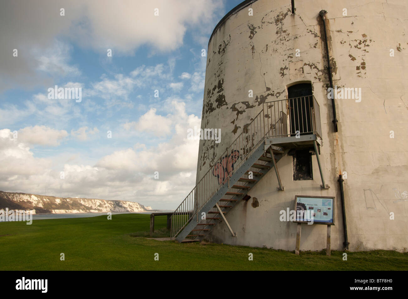 Round defensive towers hi-res stock photography and images - Alamy