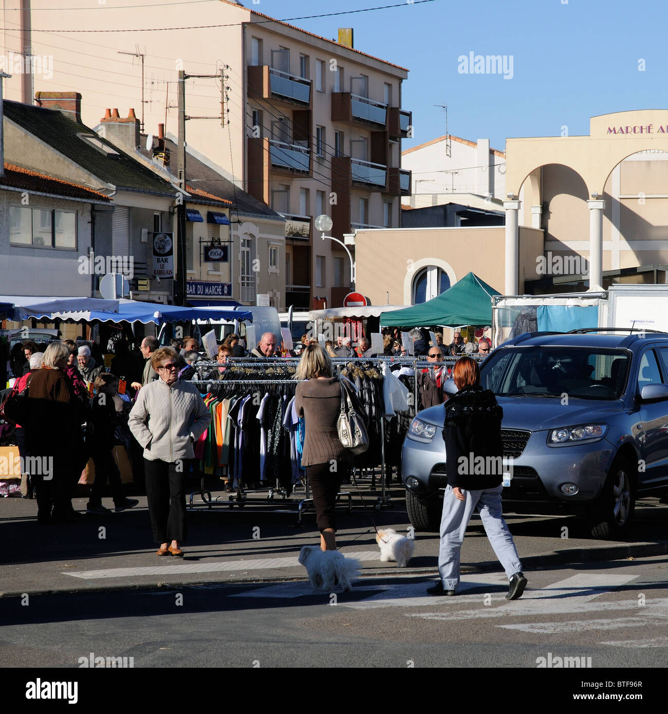 Crowded french market hi-res stock photography and images - Alamy