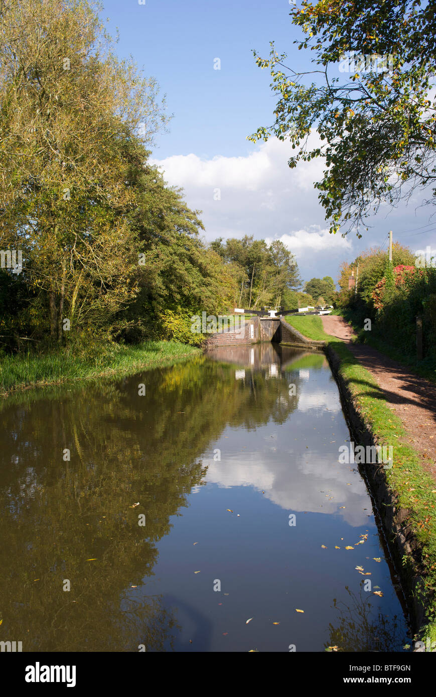 The Worcester and Birmingham canal at Tardebigge canal village in ...