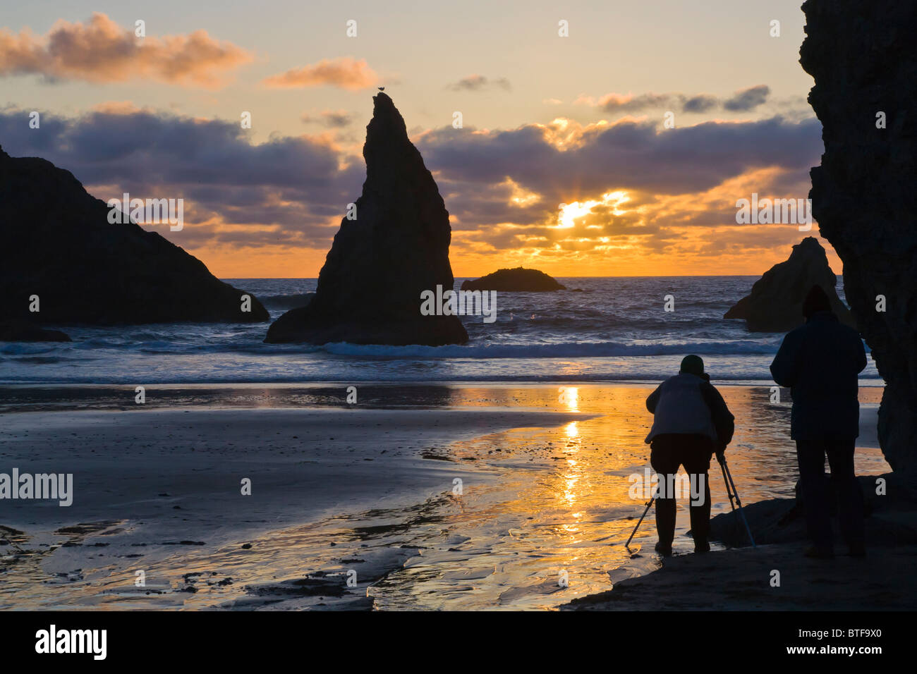 Photographers at Coquille Point in the Oregon Islands National Wildlife ...