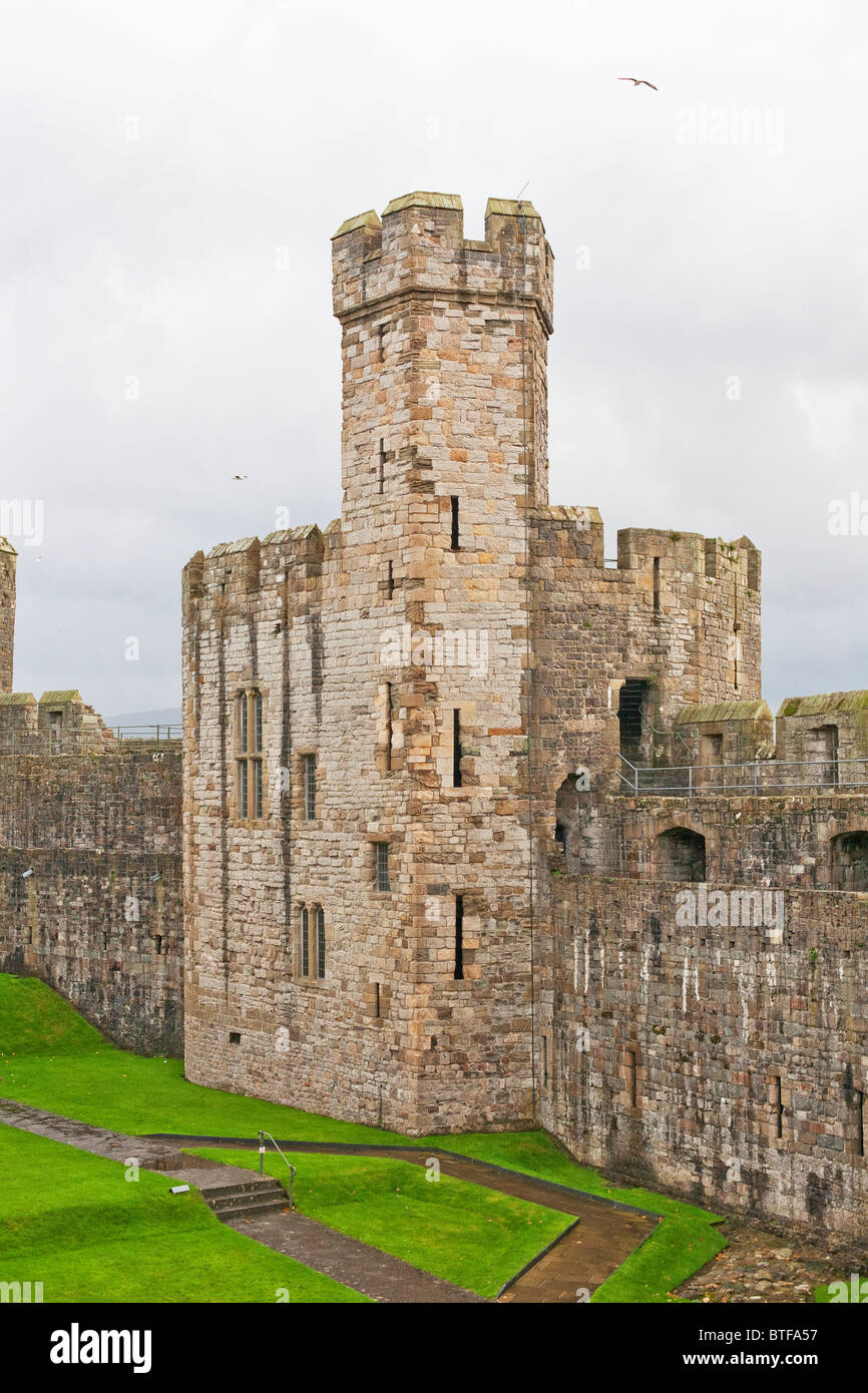 Well tower caernarvon castle battlements hi-res stock photography and ...