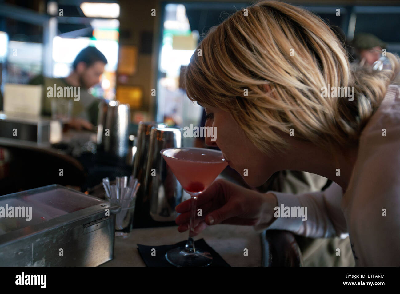 Girls drinking in a cocktail bar hi-res stock photography and images ...