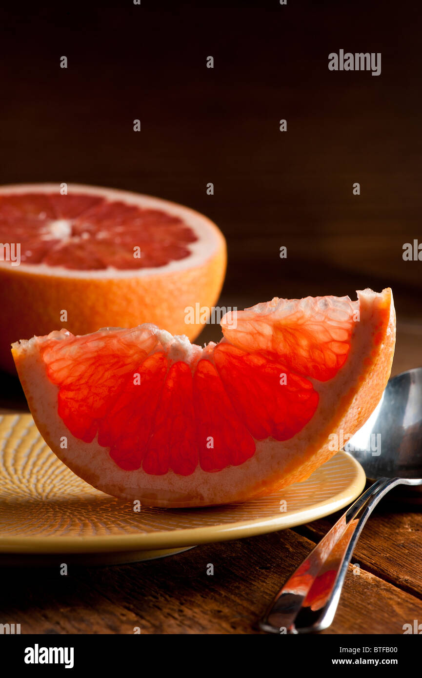 A SLICE OF GRAPEFRUIT ON A PLATE Stock Photo - Alamy