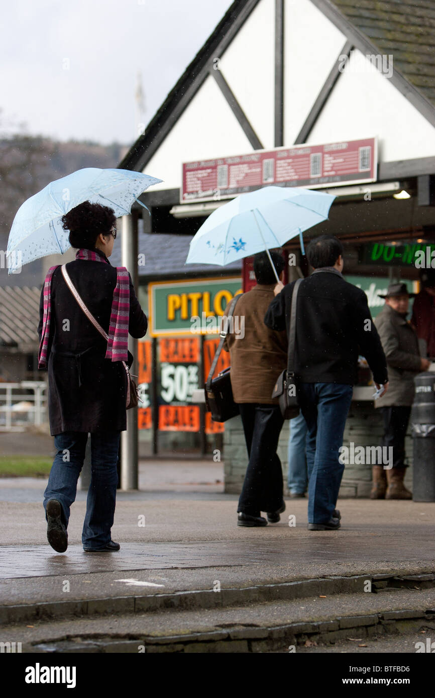 Asian tourist -tourists in the rain Stock Photo - Alamy