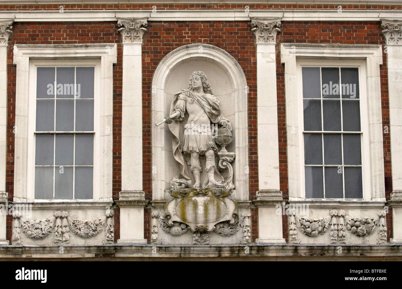 Statue of architect Sir Christopher Wren on The Guildhall, Windsor Town ...