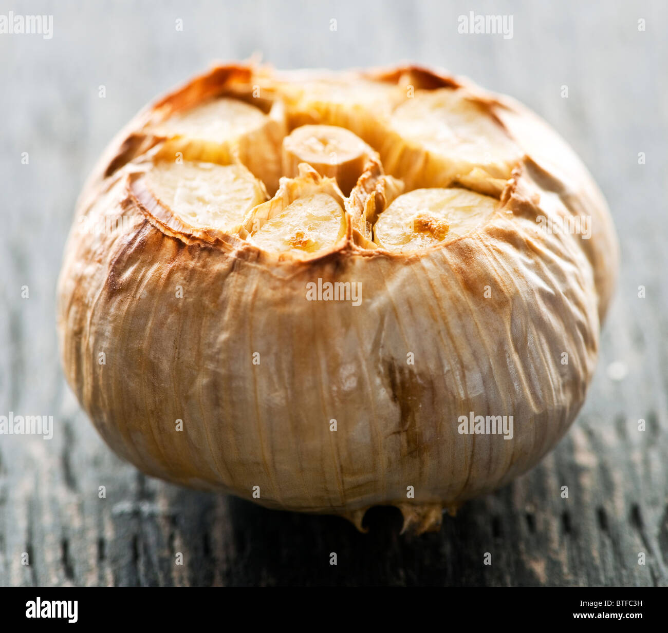 Close up of fresh roasted garlic bulb Stock Photo - Alamy