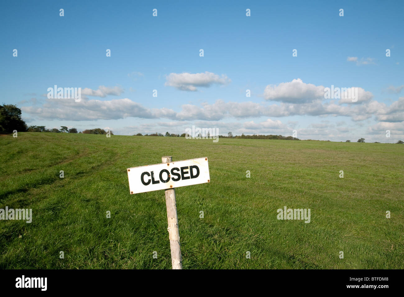 A rather incongruous "Closed" sign in the middle of a field, Newmarket ...