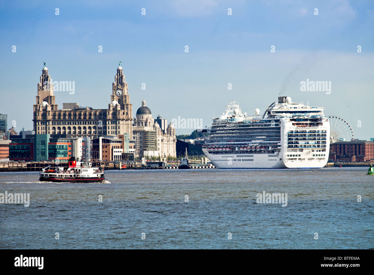 The Three Graces at the port of Liverpool, the Liver Building, Cunard ...