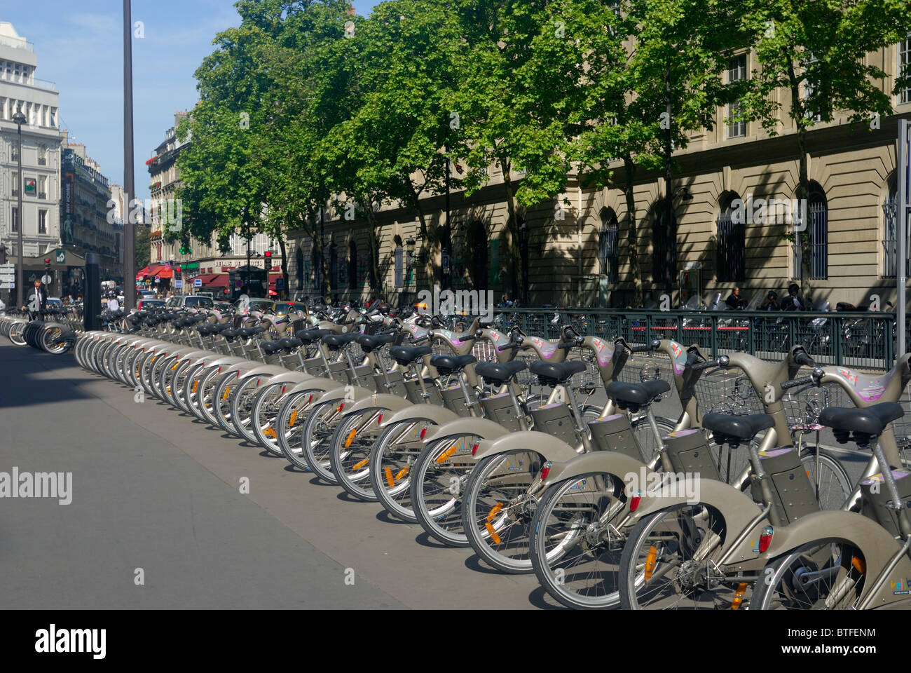 Row of velib bicycles hi-res stock photography and images - Alamy