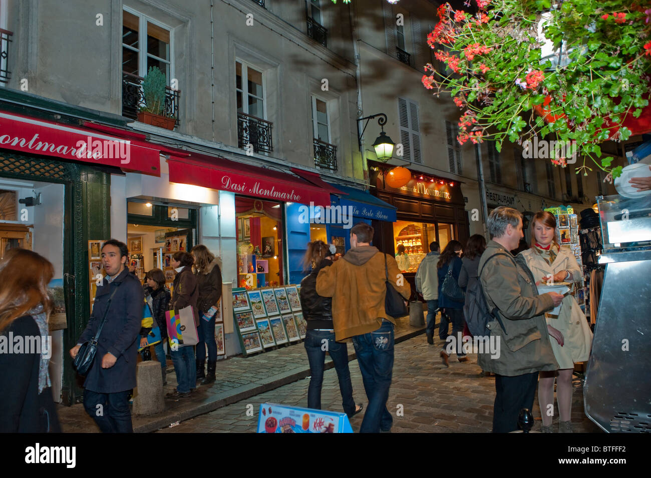 Paris, France, Street Scene, Large Crowd People Visiting Montmartre ...