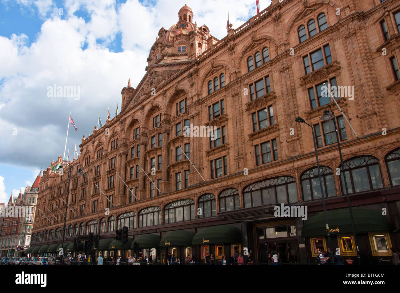 Harrods shop front hi-res stock photography and images - Alamy
