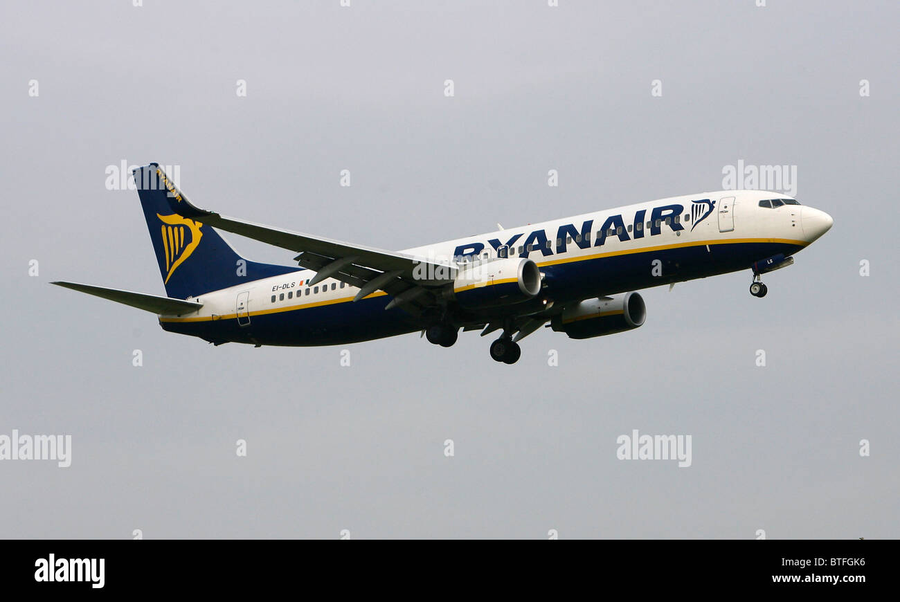 A Ryan Airways Boeing 737-8AS comes in to land at London's Gatwick ...